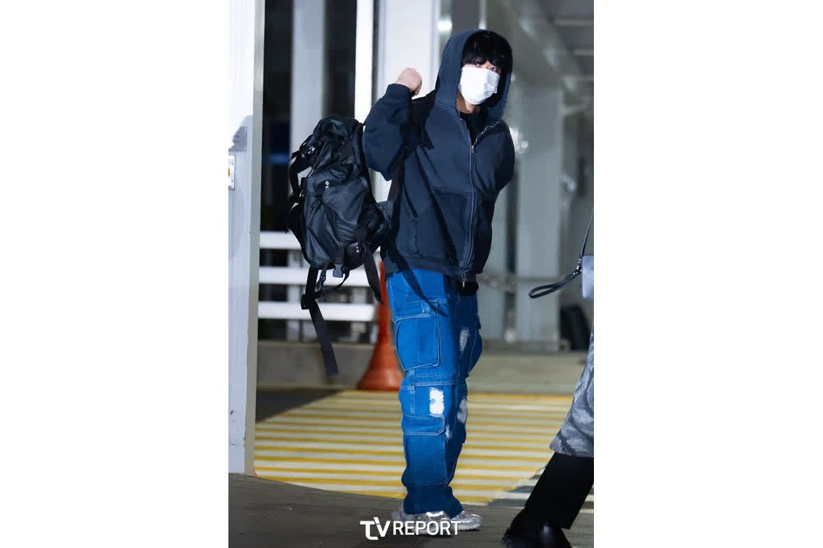 [T포토] 창빈 '가방을 메는 내가 서창빈이란다'